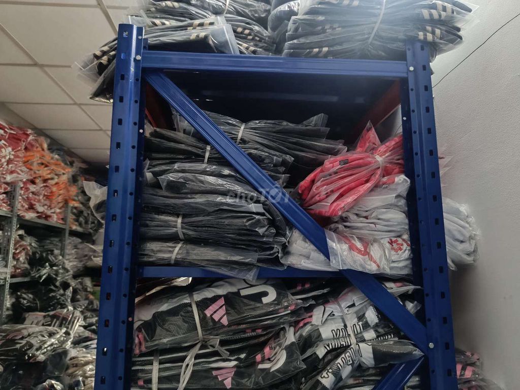 CẦN TUYỂN 2 BẠN PHỤ KHO QUẦN ÁO BÓNG ĐÁ - 129537635