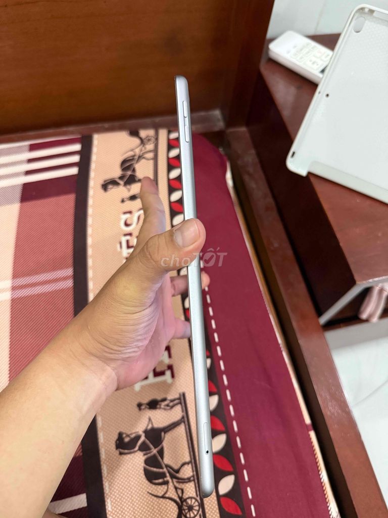 iPad Apple màu Xám Gen6 4G Quốc Tế - 127631661