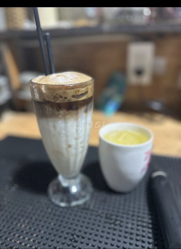 Nhân viên nữ phúc vụ coffe - 129274689