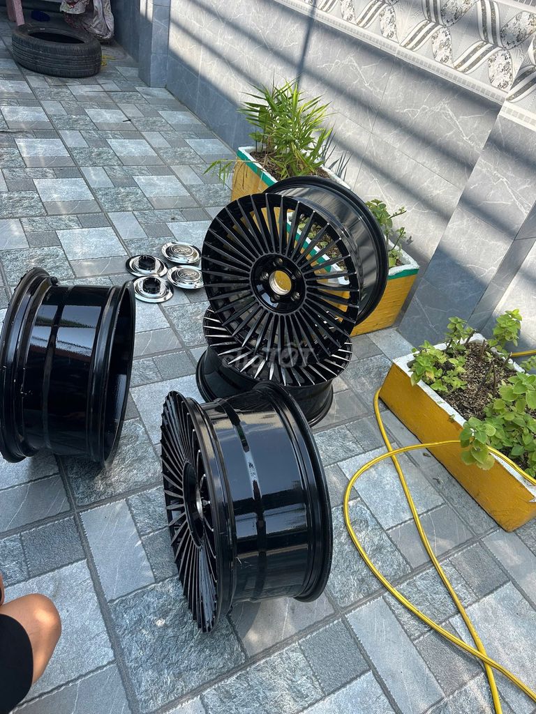 Mâm xe ô tô Mercedes Đen 4 cái - 129814257