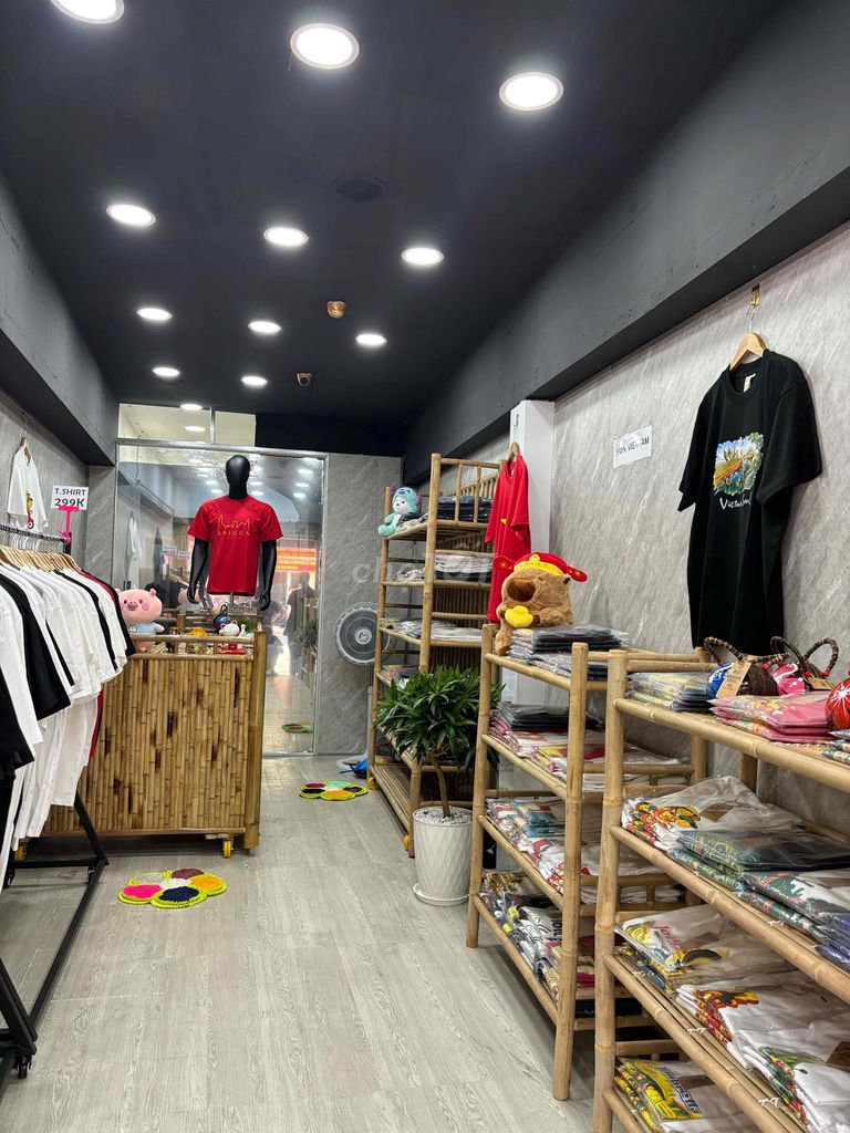 CẦN TUYỂN 2 NV BÁN HÀNG ÁO THUN QUẬN 1 - 129653673